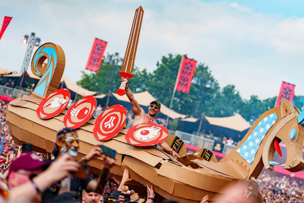Cardboard experience and on stage during POWER HOUR - Saturday | Q-dance