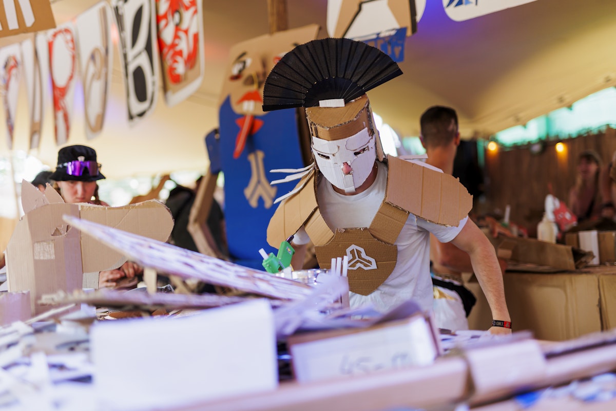1x Legends Cardboard Outfit | Q-dance