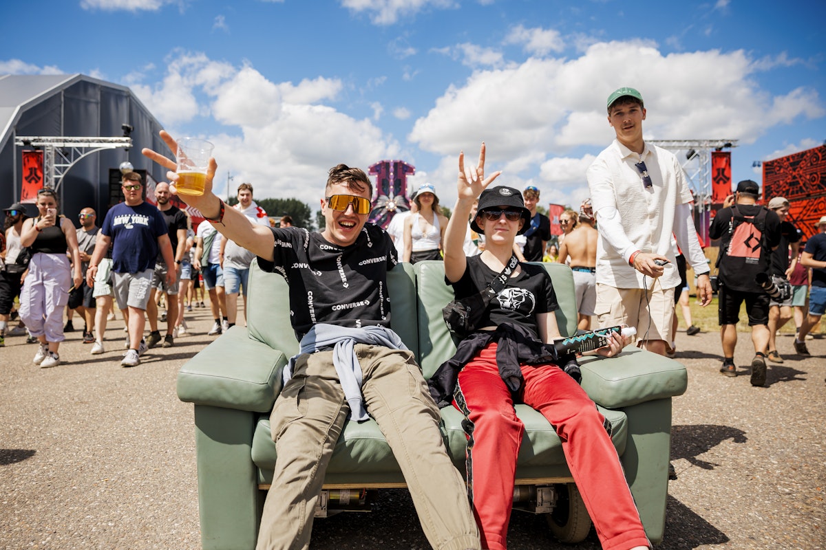 1x Sofa Tour Thursday | Q-dance